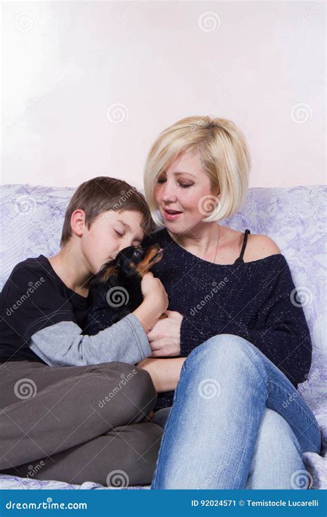 Madre Ed Il Suo Figlio Immagine Stock Immagine Di Cane