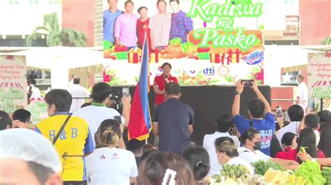 Marcos attends Kadiwa ng Pasko in Quezon City | Marcos attends Kadiwa ...
