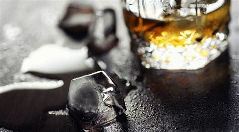 유리에 얼음을 가진 위스키 나무 테이블에 얼음의 큐브와 차가운 강한 알콜과 유리 아메리칸 위스키 부르봉 및 카드와 테이블 0명에 대한 스톡 사진 및 기타 이미지 Istock