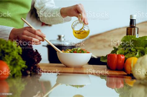 부엌에서 요리 알 수없는 인간의 손 여자는 야채 샐러드로 바쁘다 건강한 식사 채식 주의 음식 컨셉 가정 생활에 대한 스톡 사진 및 기타 이미지 Istock
