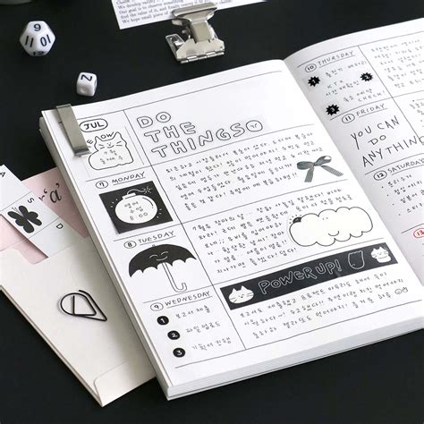 아이코닉디자인 2025 두들 다이어리 4colors 3포켓 파일 증정 위클리 먼슬리 플래너 스케줄러 일기장 일러스트 캐릭터 노트 수첩 학생 심플 감성 Pvc커버