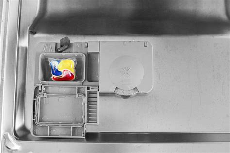 식기세척기 흰색 주방에서 깨끗한 접시가 있는 식기 세척기를 엽니다 식기 세척기 젤 캡슐 식기 세척기 용 캡슐 훌륭한 청결 0명에 대한 스톡 사진 및 기타 이미지 Istock