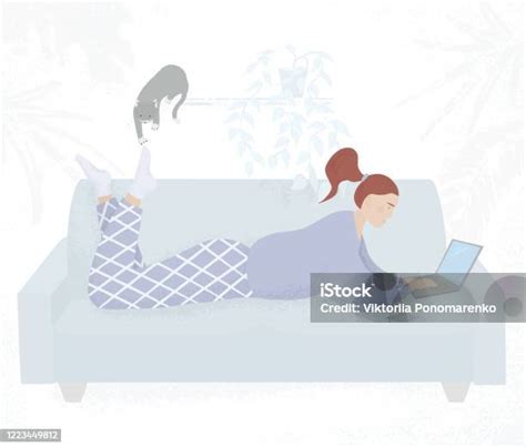 어린 소녀는 노트북소파에 누워 있습니다 집에서 작업 온라인 쇼핑 벡터 플랫 일러스트레이션입니다 거리가 먼에 대한 스톡 벡터 아트 및 기타 이미지 Istock