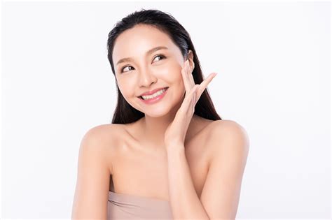 흰색 배경 뷰티 화장품 및 얼굴 치료 개념에 고립 된 신선한 건강한 피부로 깨끗한 얼굴을 만지는 아름다운 젊은 아시아 여성 건강한 생활방식에 대한 스톡 사진 및 기타 이미지