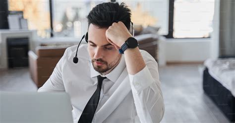 특수 헤드셋을 착용하고 집에서 원격으로 작업하는 동안 피곤함을 느끼는 콜 센터의 좌절한 운영자 사진 Unsplash의 작업 이미지