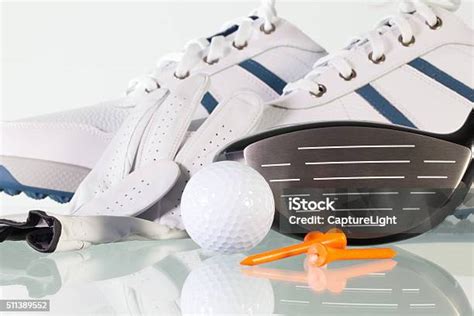 Klub Golf Dan Peralatan Golf Di Atas Meja Kaca Foto Stok Unduh Gambar Sekarang Ayunan Golf