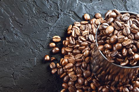 검은 배경에 금속 컵에 볶은 커피 원두 공간을 복사합니다 플랫 레이 0명에 대한 스톡 사진 및 기타 이미지 0명 갈색 고풍스런 Istock