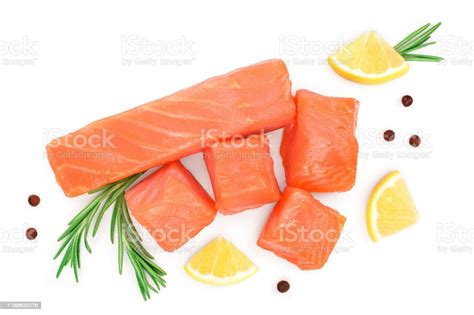 흰색 배경에 고립 된 로즈마리와 레몬과 붉은 생선 연어의 조각 맨 위 보기 플랫 레이 0명에 대한 스톡 사진 및 기타 이미지