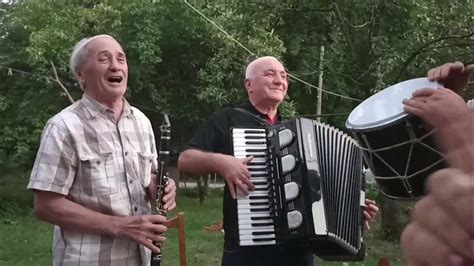 სიკოვიჩი და ბიჭები უმღერიან დედას და მამას ️ Youtube