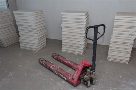 건물에 벽을 구축하기위한 재료 홈 능선이있는 석고 콘크리트 접시를 사용하여 아파트 내부 벽의 건설 혀와 홈 석고 블록 건설 기술