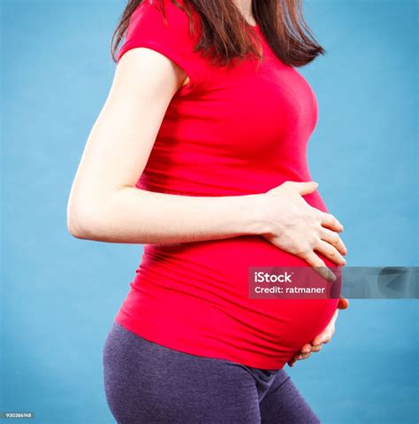 여자 임신 그녀의 아랫 배를 만지고 가족 확장 그리고 신생아 개념에 대 한 기대에 가족에 대한 스톡 사진 및 기타 이미지 가족 기대 복부 Istock