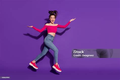 밝은 보라색 색상 배경을 통해 고립 실행 점프 꽤 평온한 날씬한 쾌활한 소녀의 전체 길이 몸 크기 보기 청바지에 대한 스톡 사진 및 기타 이미지 Istock
