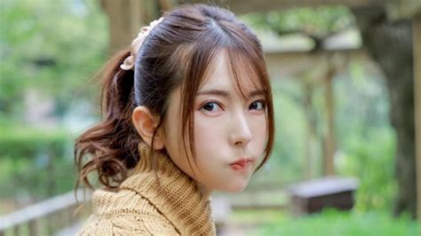 Foto Dia Adalah Yui Hatano Aktris Av Yang Telah Merilis 1 000 Karya Solo