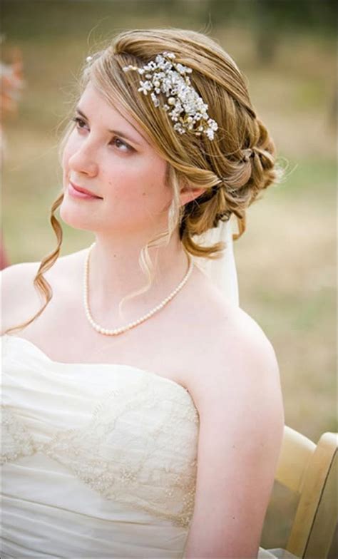 23 Evergreen Romantic Bridal Hairstyles