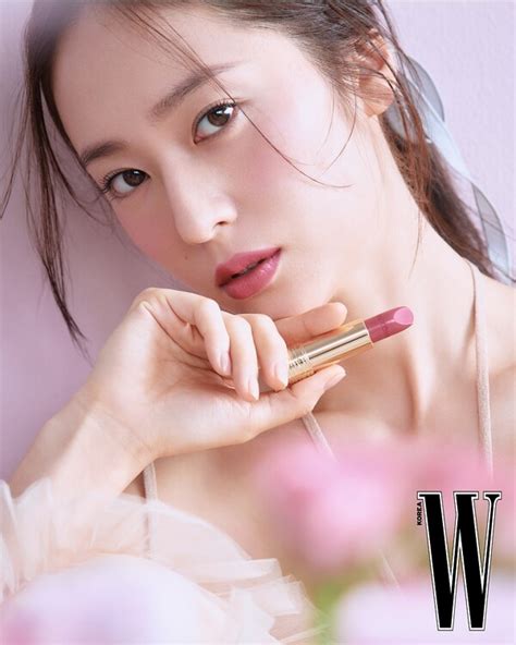 크리스탈 랑콤 화보 속 완벽한 미모다채로운 매력으로 시선 압도