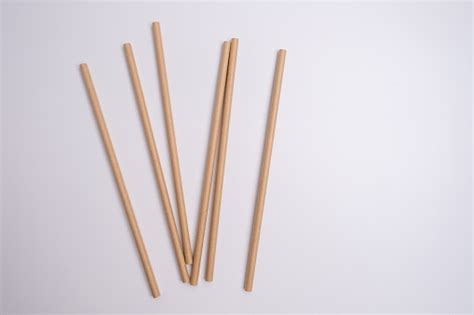 갈색 크래프트 종이컵 흰색 테이블에 빨대가 있는 평면도 재활용 가능한 길거리 식품 포장 제로 웨이스트 종이 접시 일회용