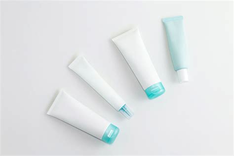 밝은 배경에 흰색과 청록색 화장품 용기의 집합입니다 복사 공간 평평한 누워 메이크업 화장품에 대한 스톡 사진 및 기타 이미지 메이크업 화장품 보습제 샤워시설 Istock