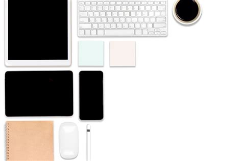 노트북 컴퓨터 디지털 태블릿 휴대 전화 및 액세서리와 함께 사무실 테이블의 평면 위치 사진 에 격리 된 흰색 배경 데스크톱 오피스 이랑 개념입니다 개념에 대한 스톡 사진 및