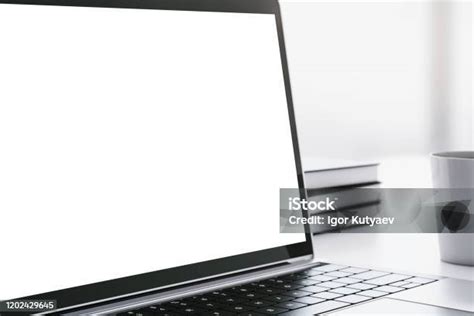 커피 한 잔 모형과 흰색 테이블에 빈 노트북 화면의 클로즈업 3d 렌더링 0명에 대한 스톡 사진 및 기타 이미지 0명 3차원 형태 개념 Istock