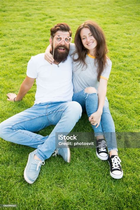 남자는 사랑에 힙스터와 예쁜 여자를 수염 여름 방학 행복을 발산하는 감정적 인 부부 러브 스토리 편안한 녹색 잔디를 커플 함께 행복해요 커플 에 사랑 쾌활한 청소년 부스