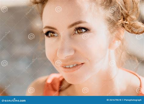 Retrato Al Aire Libre De Una Bella Joven Morena Con Traje De Deporte Rojo Con La Cabeza De Banda