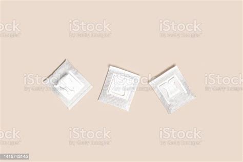 컵에 양조를위한 분쇄 커피와 드립 커피 가방 민트 색상 배경에 종이 가방 드립 커피 필터 패키지 상단 보기 복사 공간이있는 최소한의 평평한 누워 가방에 대한 스톡 사진 및