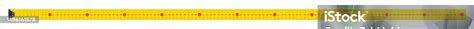 Cm 단위의 길이를 측정하기 위한 노란색 눈금자 스케일이 있는 긴 미터법 테이프 밀리미터 센티미터 및 미터 단위로 측정하기 위한 금속 눈금자가 있는 줄자 벡터 그림입니다