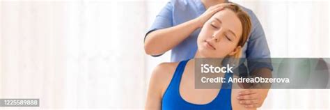 여성 물리 치료사 또는 척추 지압사 조정 환자 목 물리 치료 재활 개념 복사 공간이 있는 흰색 배경 배너 전면 보기입니다 물리치료에 대한 스톡 사진 및 기타 이미지 Istock