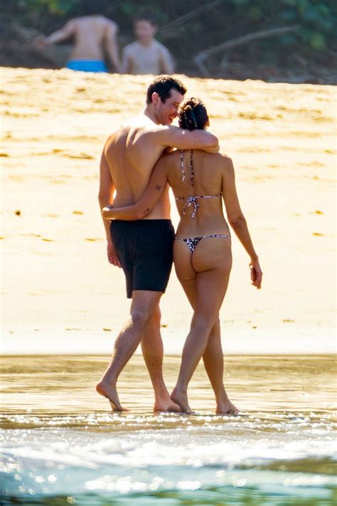 De Férias Dua Lipa E O Noivo Callum Turner Curtem Praia Do México