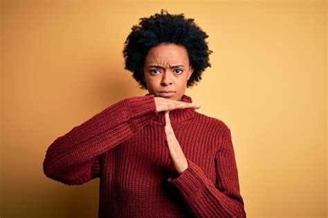 젊은 아름다운 아프리카 계 미국인 Afro 여자 와 곱슬 머리 착용 캐주얼 터틀넥 스웨터 Doing Time Out 제스처 와 손 좌절과 심각한 얼굴 겨울에 대한 스톡 사진