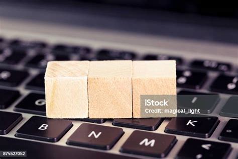 노트북 키보드에 일반 나무 큐브입니다 노트북에 나무 큐브 블록에 선택적 초점 0명에 대한 스톡 사진 및 기타 이미지 0명 갈색 개념 Istock