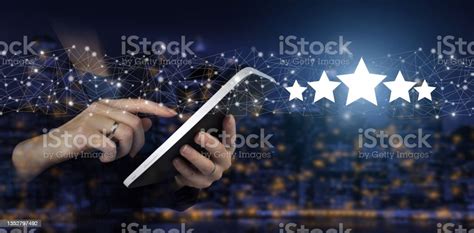 5 성급 5 손 터치 화면과 등급 디지털 홀로그램 5 성급 손으로 흰색 태블릿을 터치 도시 어두운 흐린 배경에 서명 고객 경험 개념 계급에 대한 스톡 사진 및 기타 이미지