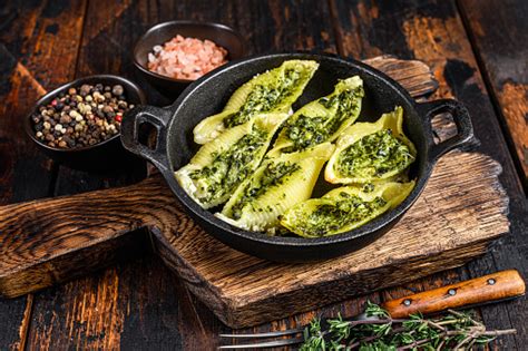 점보 껍질 이탈리아 파스타 Conchiglioni Konkiloni 쇠고기 고기와 시금치박으로 채워진 어두운 나무 배경 위쪽 보기 건강한 식생활에 대한 스톡 사진 및 기타