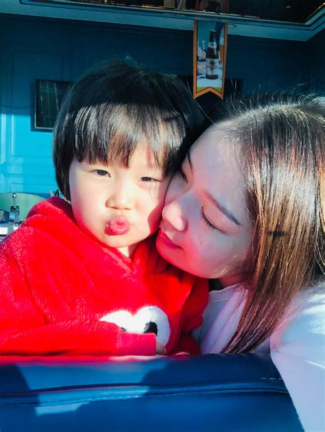 Хөөөх ингэж өөртөө цаг гаргаж болох юм бээшт анх удаагаа аавд нь бүрэн эрхийг шилжүүлж