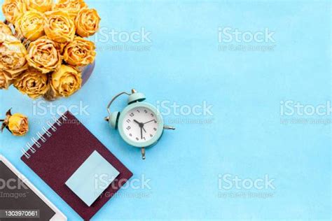 파란색 배경의 문구 레이아웃입니다 알람 시계 흰색 엽서 꽃과 스마트 폰 개념에 대한 스톡 사진 및 기타 이미지 개념 개념과 주제 공부 Istock