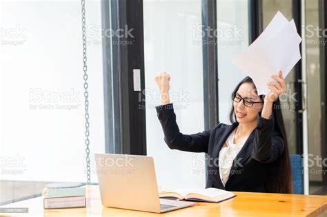 집에서 노트북과 종이 문서를 읽고 일하는 자신감 있는 아시아 여성 양복을 입은 쾌활한 여성이 사무실책상에 앉아 있다 Brand Name Online Messaging