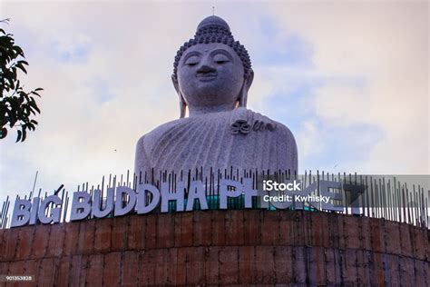 놀라운 거 대 한 흰색 대리석 불상 푸 켓 태국에서 언덕 위에 유명한 관광 명소 0명에 대한 스톡 사진 및 기타 이미지 0명 거인 고대의 Istock
