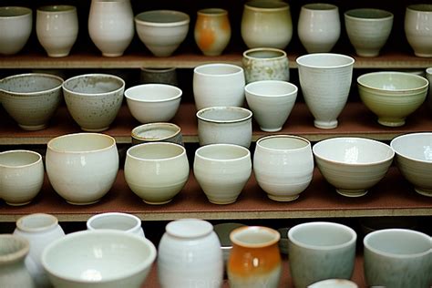 흰색과 회색 세라믹 디스플레이 다기 다도 다수 배경 일러스트 및 사진 무료 다운로드 Pngtree