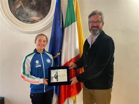 Il Sindaco Ianeselli Ha Premiato Anna Leonardi Campionessa Del Nuoto Pinnato