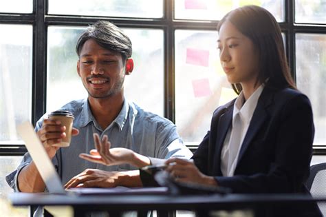 비즈니스 프로젝트 계획을 논의하기 위해 동료를 만납니다 20 24세에 대한 스톡 사진 및 기타 이미지 20 24세 25