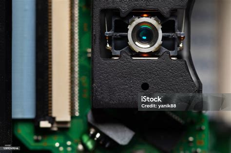 레이저 헤드의 클로즈업과 보드와 Dvd 롬 드라이브 레이저 기술로 쓰기 및 읽기 가까운에 대한 스톡 사진 및 기타 이미지 가까운 공학 광학 기기 Istock