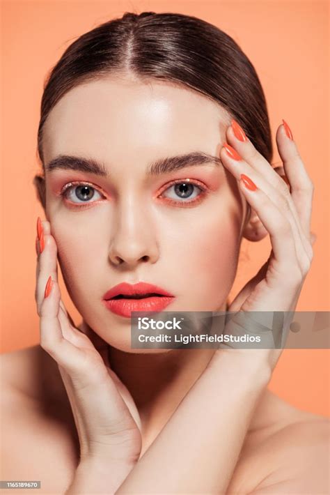 아름다운 세련된 젊은 여자보고 카메라와 감동 얼굴 고립 에 산호 산호색에 대한 스톡 사진 및 기타 이미지 산호색 립스틱 메이크업 화장품 Istock