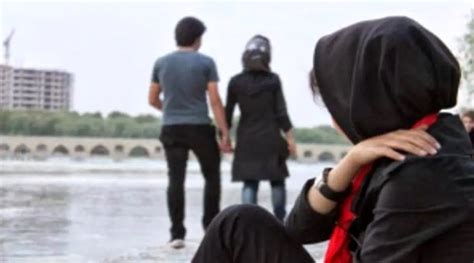 زن جوان همسرم با دوستم رابطه نامشروع دارد و مرا به زندگی با هوویم مجبور می‌کند