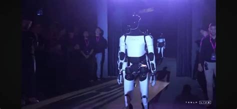 Ramzi Aljunaidi على Linkedin قدم Elon Musk بدلة الروبوت Optimus