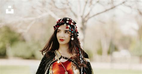 빨간 드레스를 입은 여자가 들판에 서 있다 사진 Unsplash의 무료 드레스 이미지