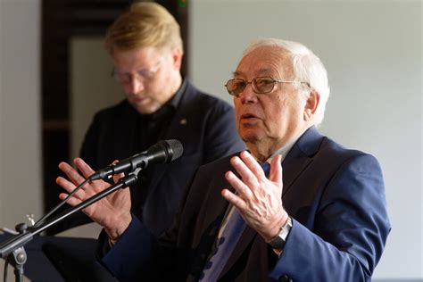 «Большой ученый Принципиальный политический деятель Идеалист В