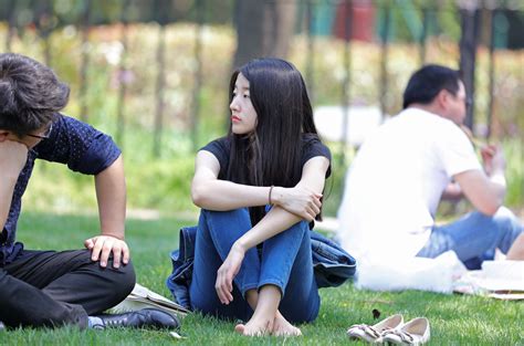 恬静女生嫩脚拨弄小树枝 户外 艺足语