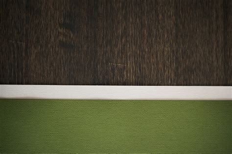 어두운 나무 질감 배경에 흰색 녹색 종이의 절반 수평 분리 갈색에 대한 스톡 사진 및 기타 이미지 갈색 거친 건설 프레임