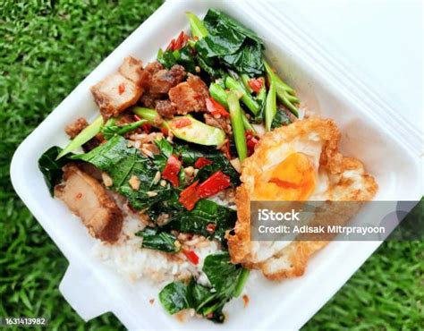 바삭한 삼겹살과 계란 후라이를 곁들인 매운 케일 야채 볶음 태국 길거리 음식 0명에 대한 스톡 사진 및 기타 이미지 0명