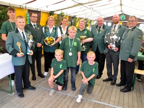 Sibel Böning Und Lucas Markert Das Königspaar 2024 Des Sportschützenvereins Weserdeich Feiert